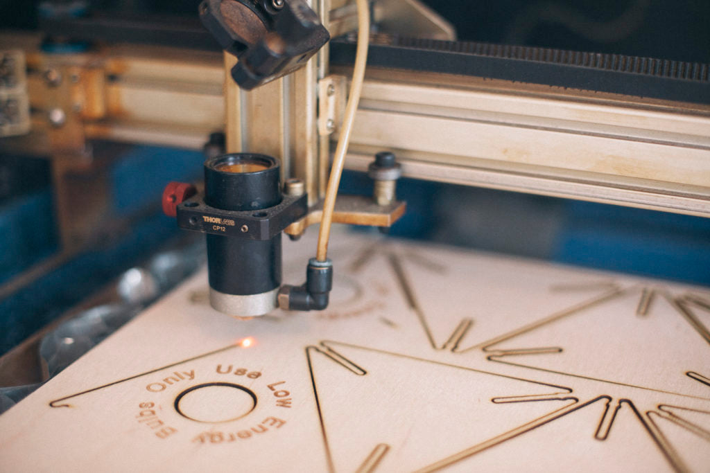 ¿Qué es el corte y grabado laser? – Pulpo en su tinta